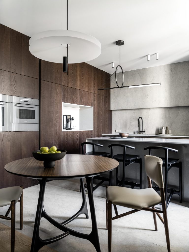 Wooden textures and green shades: 170 sq. m apartment in Moscow ...
