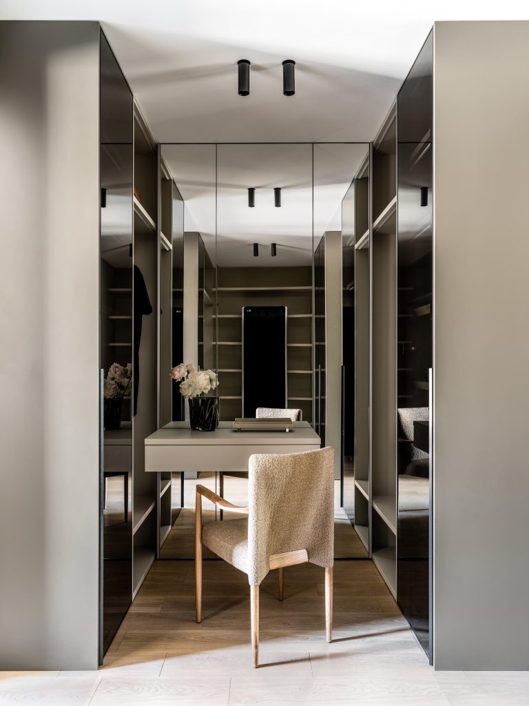 Wooden textures and green shades: 170 sq. m apartment in Moscow ...