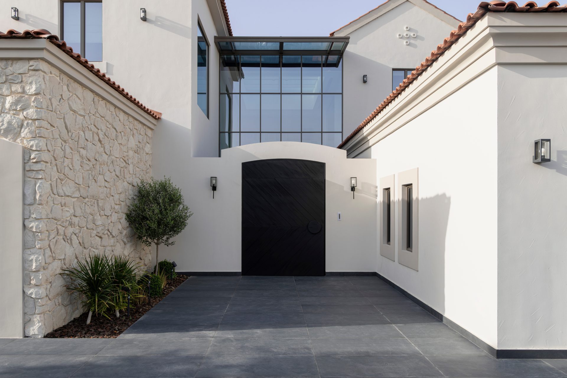 Modern Farmhouse Retreat at Jumeirah Golf Estates by GroundedDesign ...