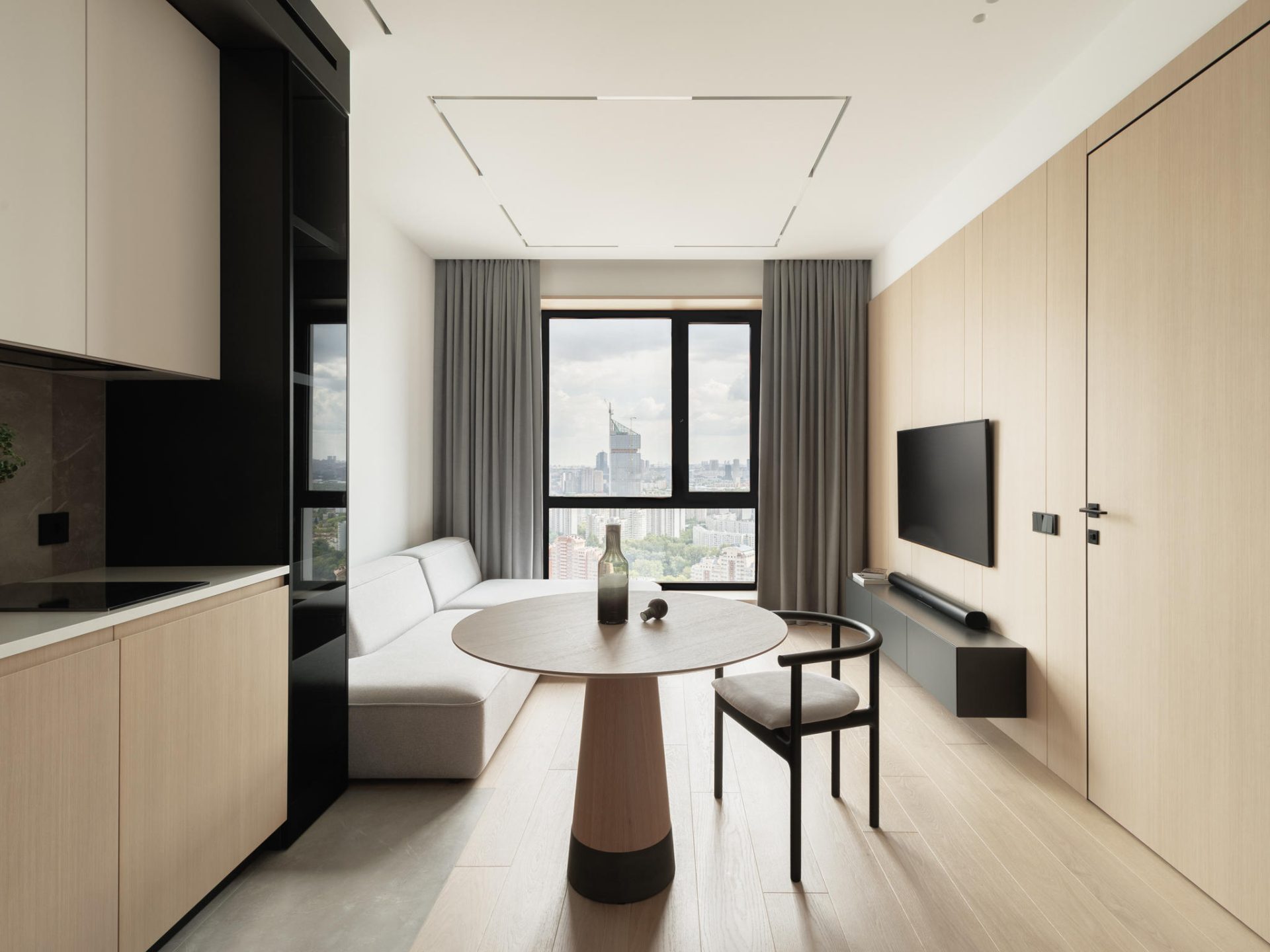 One-room apartment with a “smart” layout, large kitchen and a view of ...