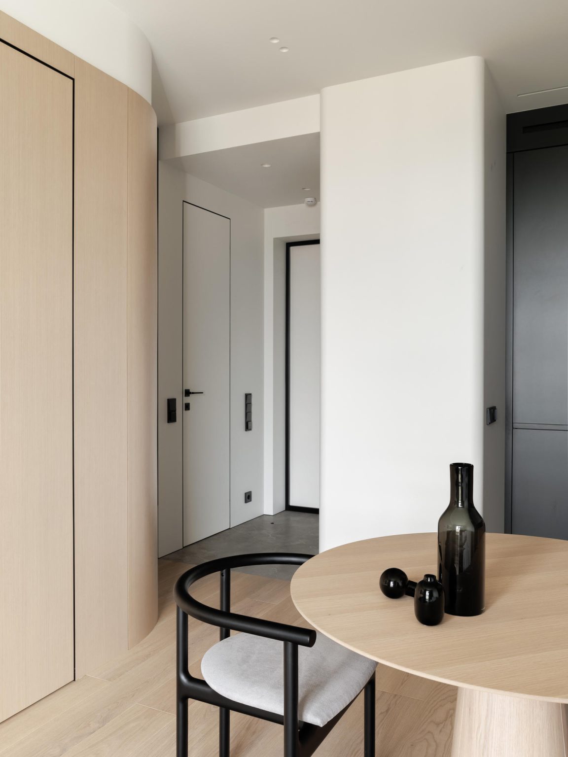 One-room apartment with a “smart” layout, large kitchen and a view of ...