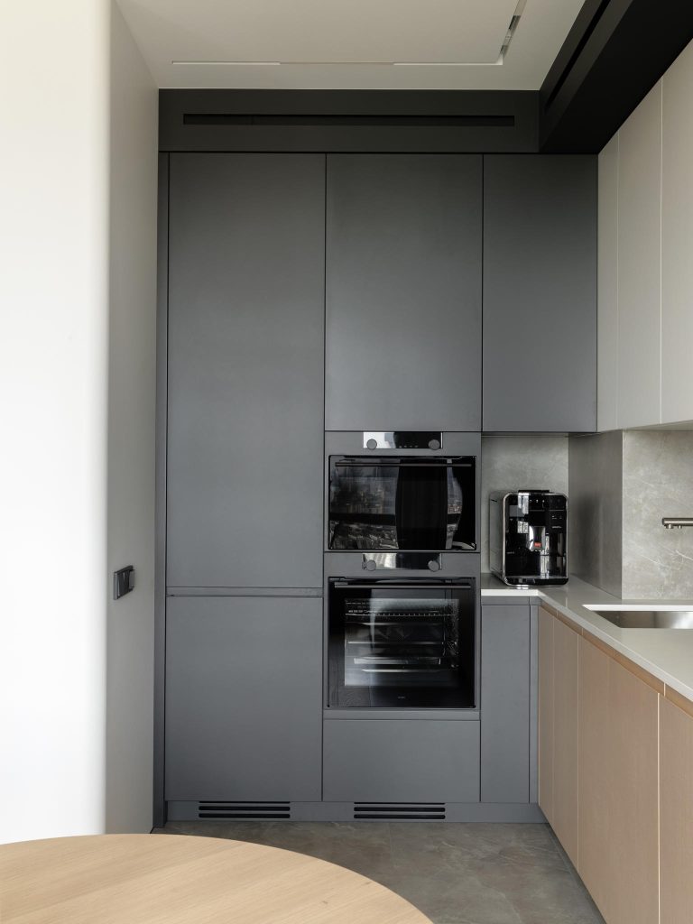 One-room apartment with a “smart” layout, large kitchen and a view of ...